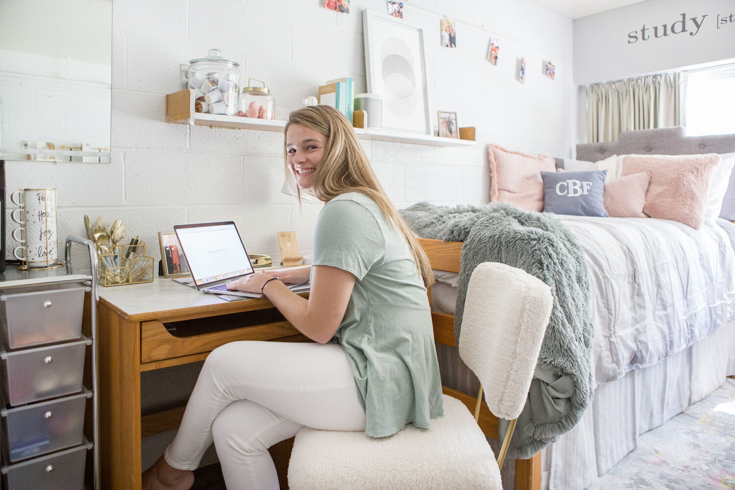 Tips and Tricks to Decorating a Fabulous Freshman Dorm Room